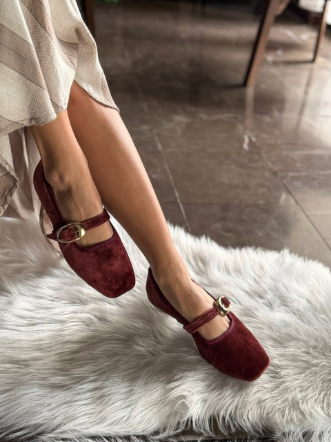 Mary Jane Vino Suede Herraje Dorado – M. Valentina - María Valentina Cancún