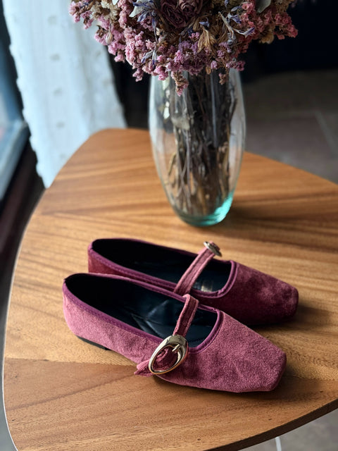 Mary Jane Vino Suede Herraje Dorado – M. Valentina - María Valentina Cancún